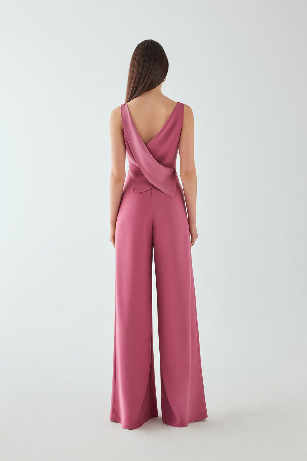Tuta in crepe con cintura: scollatura sulla schiena | Atelier Emé